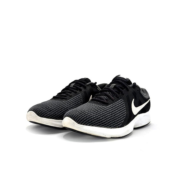 Nike Revolution 4 – Shuffle